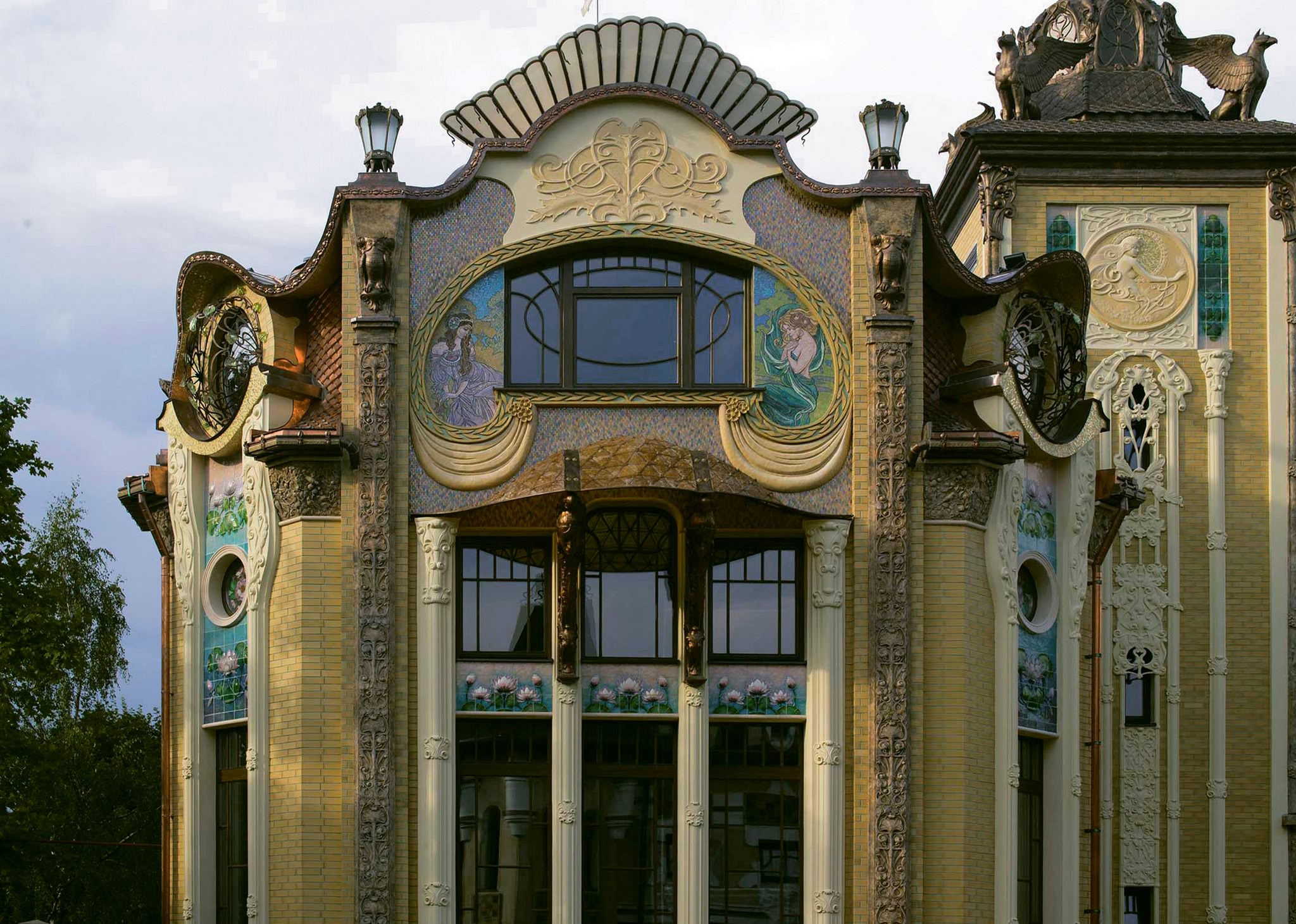 Decoration of the facade with art-stones — VII MIRACULA